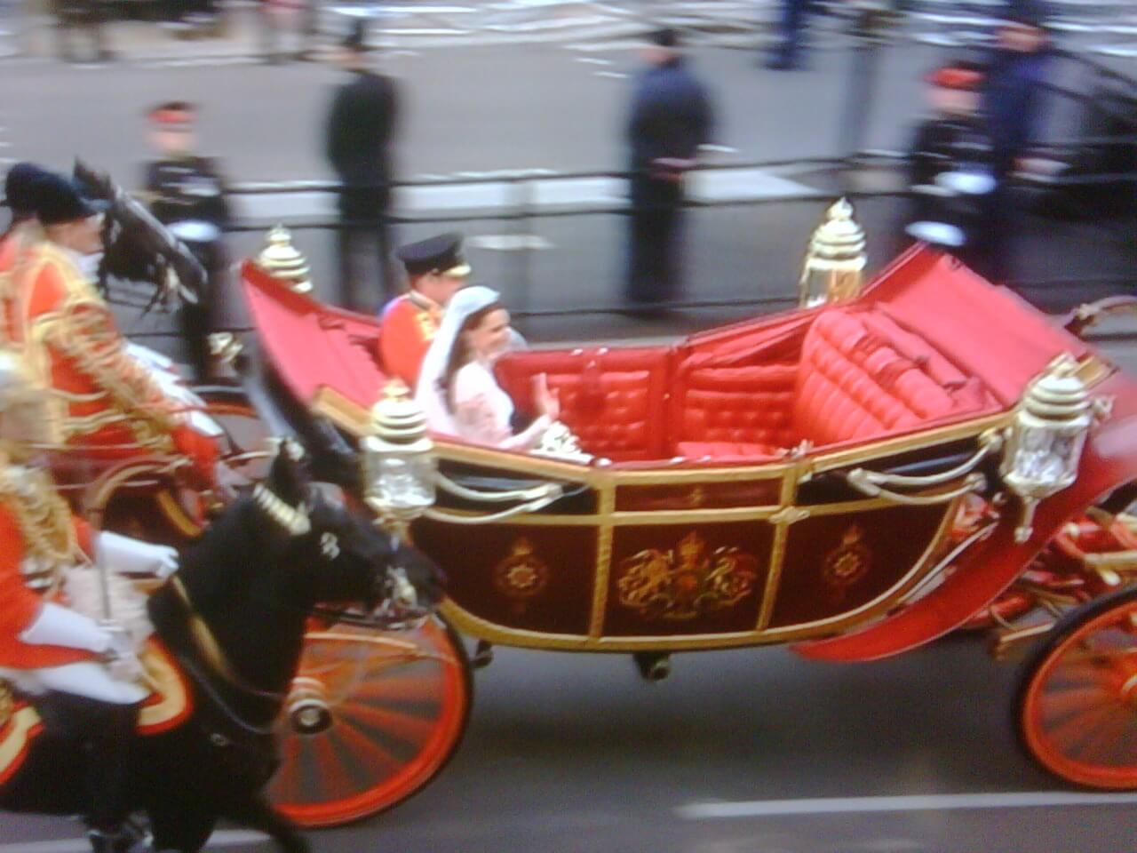 Love Them In The Open Top Carriage So Gorgeous - 10 Magazine